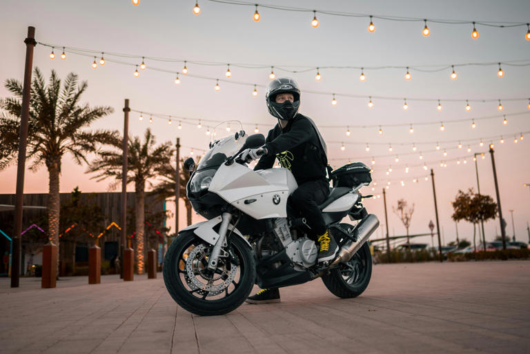Qué significa el humo blanco, negro, azul o gris en una moto