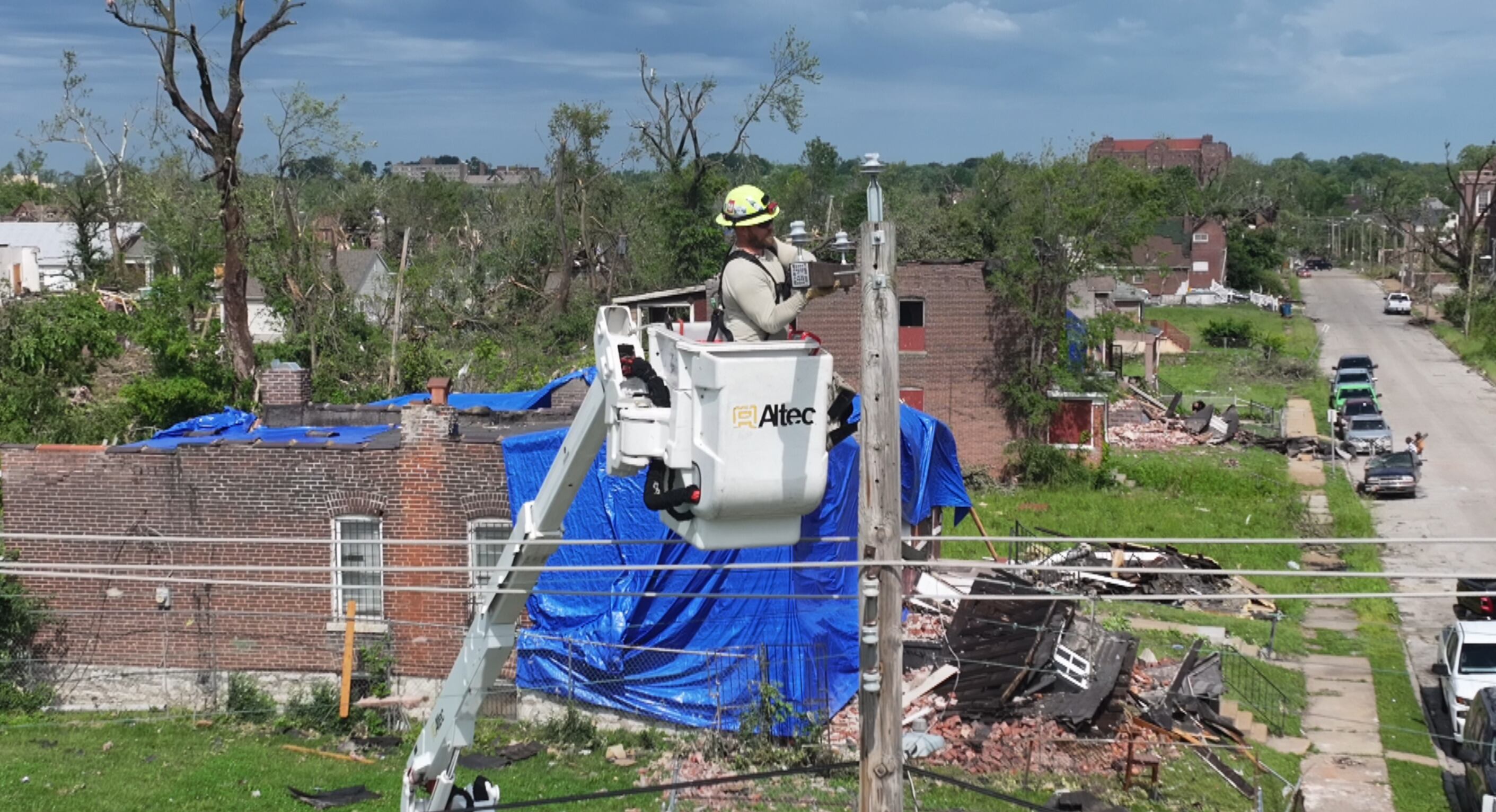 Thousands of linemen working round the clock to bring power back to ...