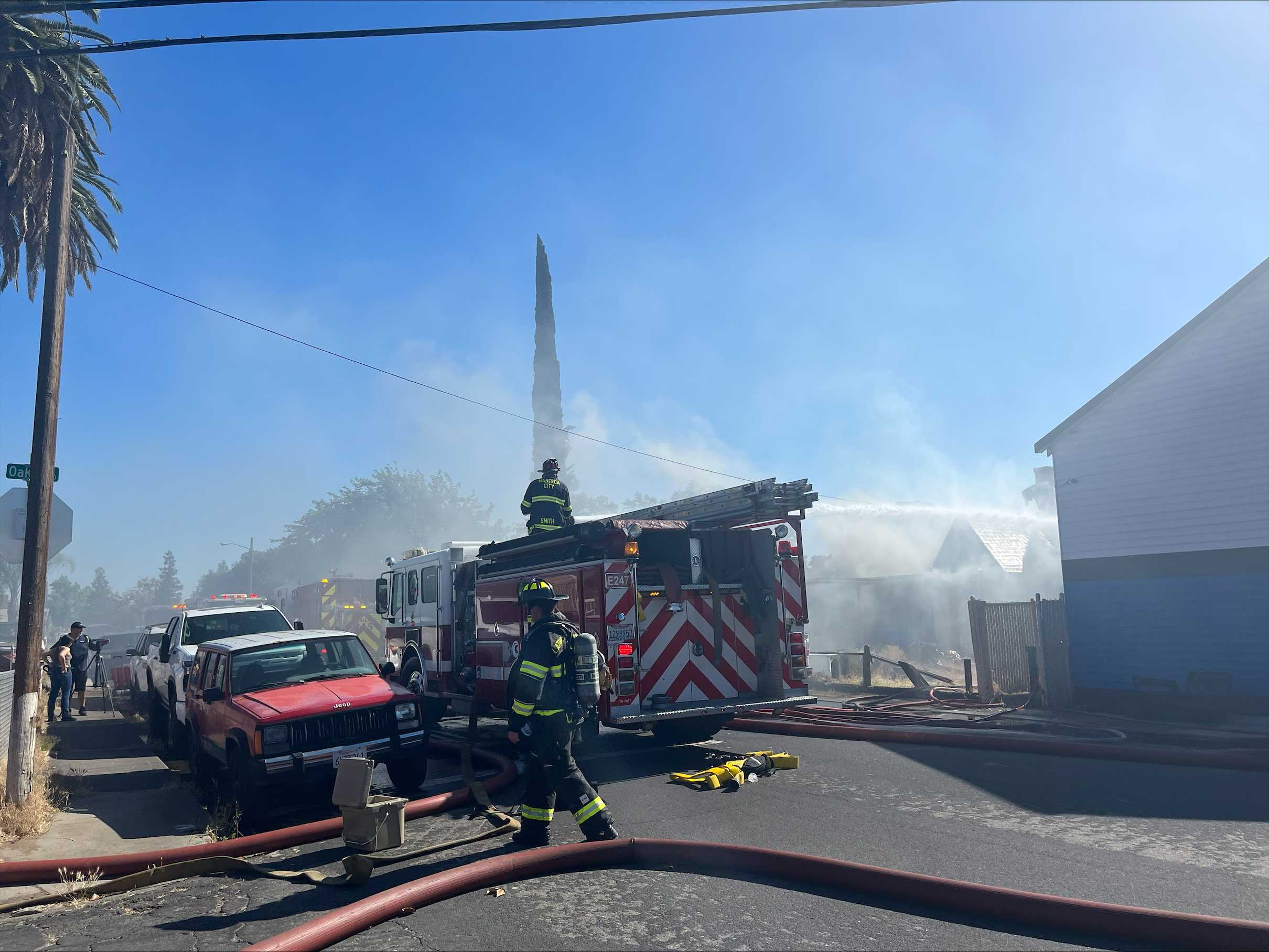 Crews battle large fire at abandoned Manteca building