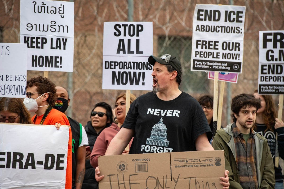 First group of ‘self-deporting’ migrants departs US