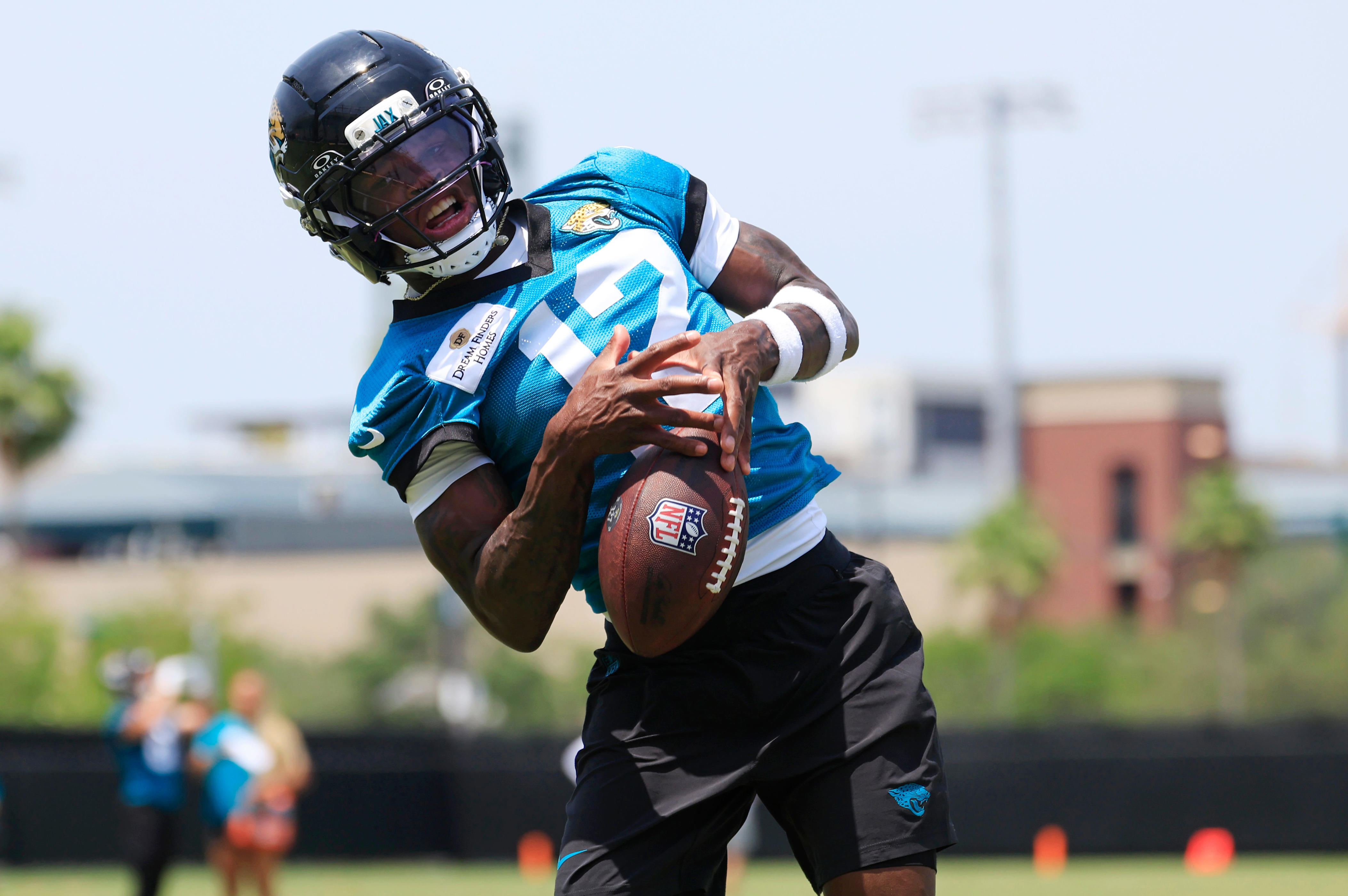 If Travis Hunter becomes two-way star, he must bond with Jaguars' Grant ...