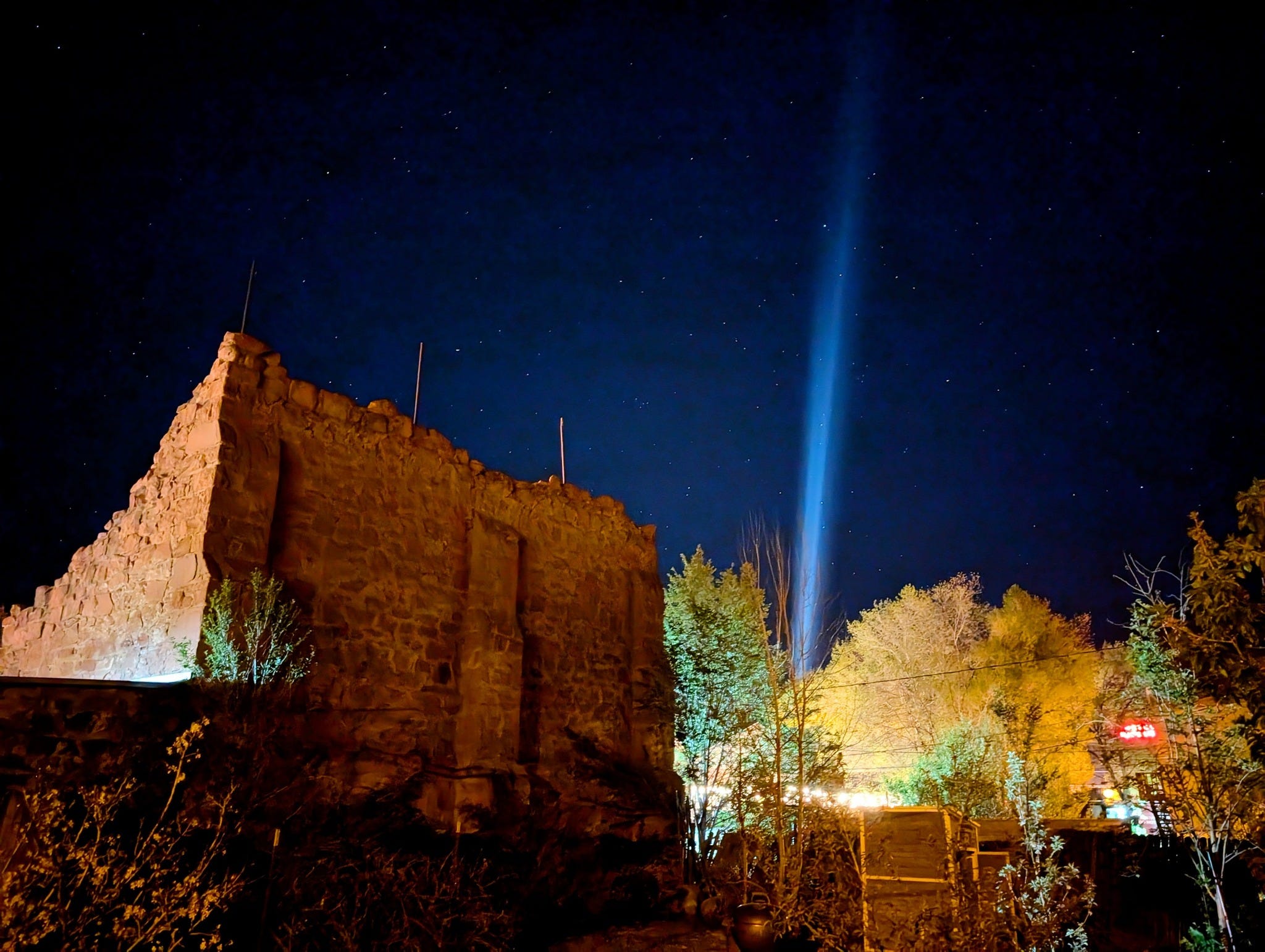 A mysterious beam of light was seen from Arizona. What an astronomer ...