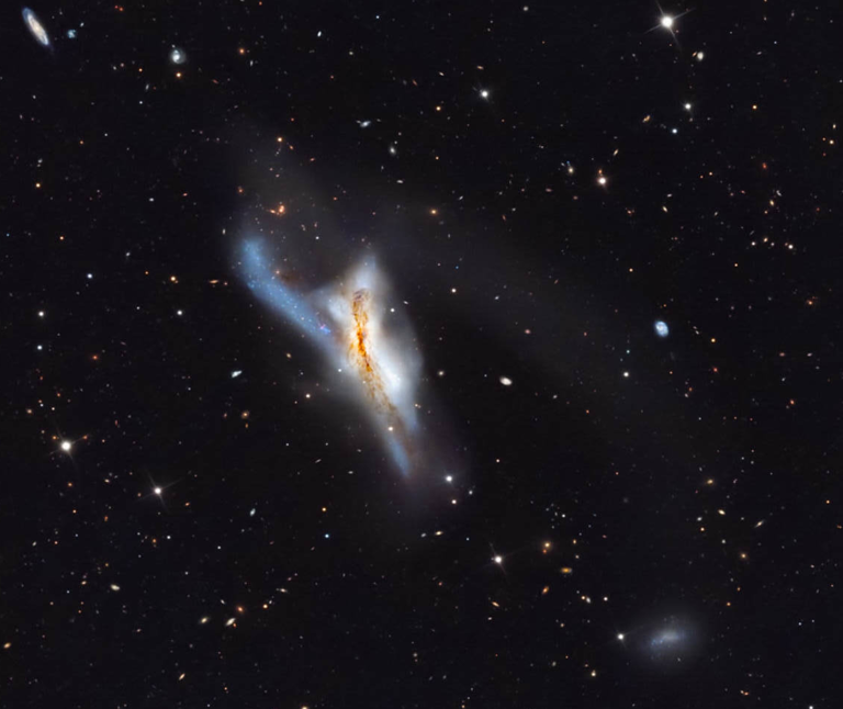 Deep-Sky Dreams: Peculiar galaxy NGC 520
