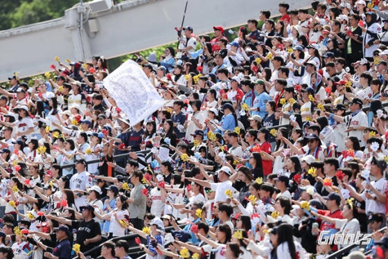 KBO 역대급 관중몰이 삼성·한화만 있나, 롯데도 있다! 홈 10G 연속 매진→'로이스터·양승호 시절' 평균관중 2만 눈앞