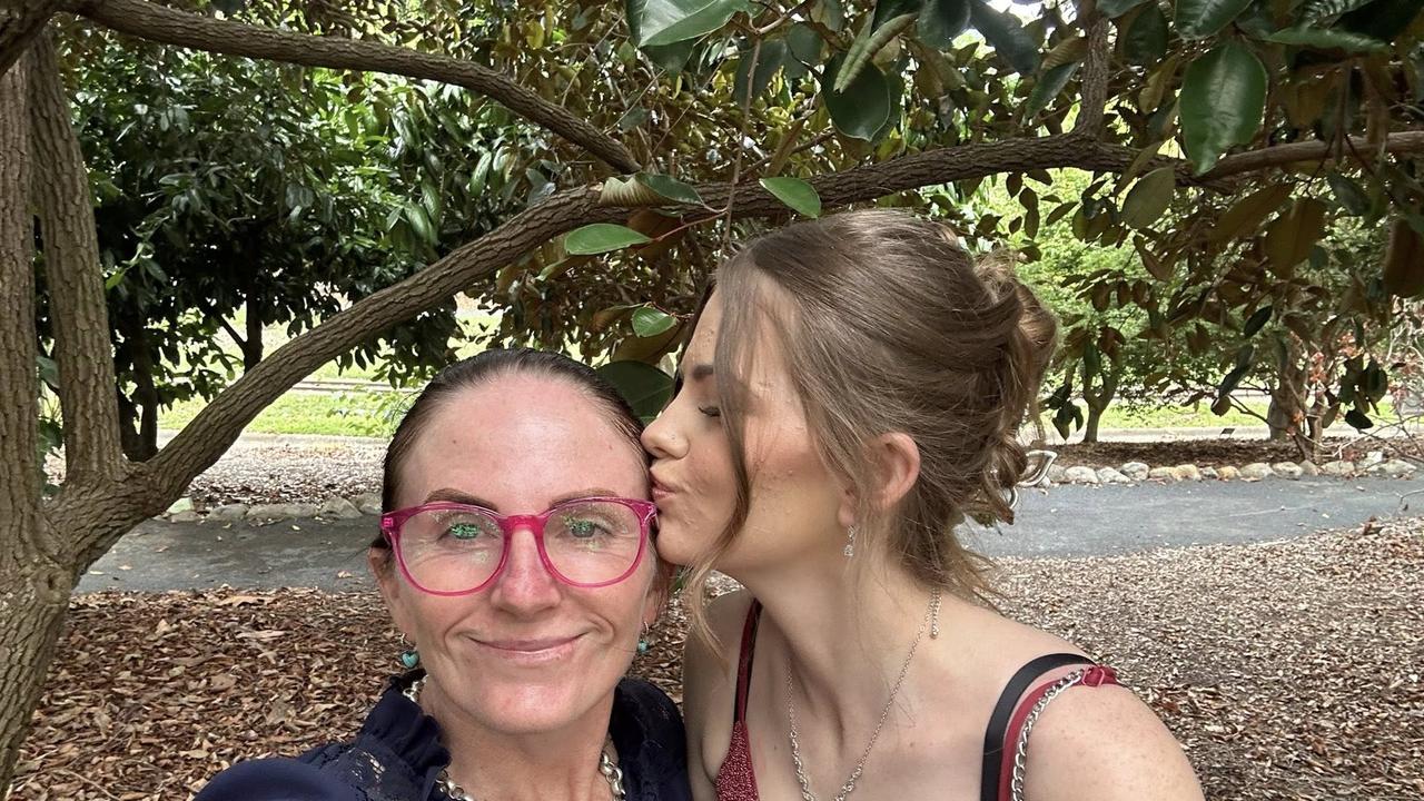 Teen vanishes after missing flight