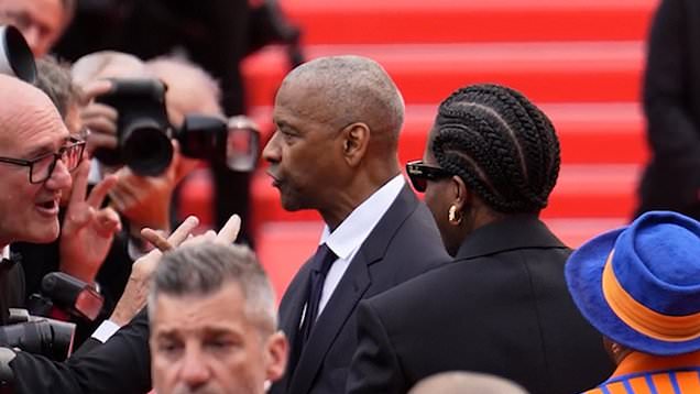 Denzel Washington appears to get in finger-wagging spat with ...