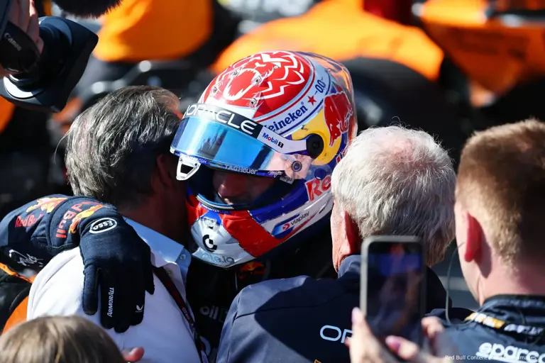De race van Verstappen | Verstappen en Lambiase als vanouds: 'Niet de held uit gaan hangen nu'