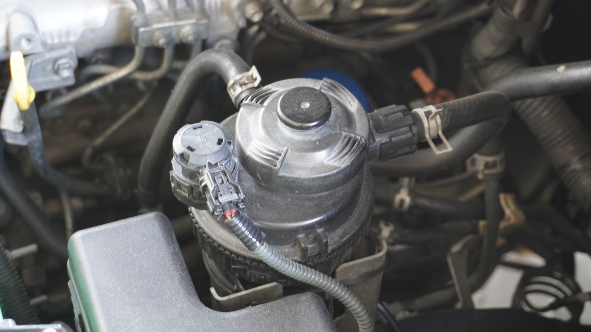 Intip lubang knalpot, ciri-ciri filter solar kotor di mesin diesel bisa ...