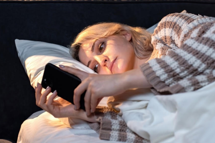 Sering Main Ponsel di Tempat Tidur? Awas, Ini Risiko Kesehatan yang Mengintai!