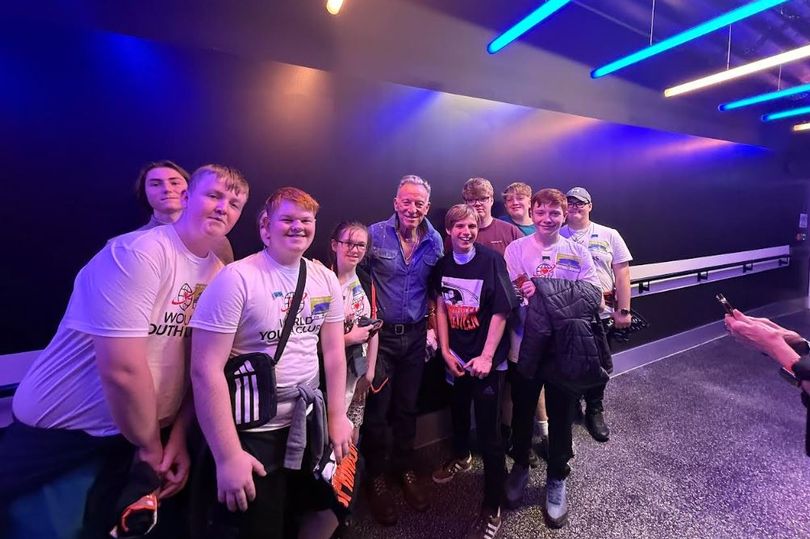 Bruce Springsteen pops in to see the Lads just minutes before sell-out ...