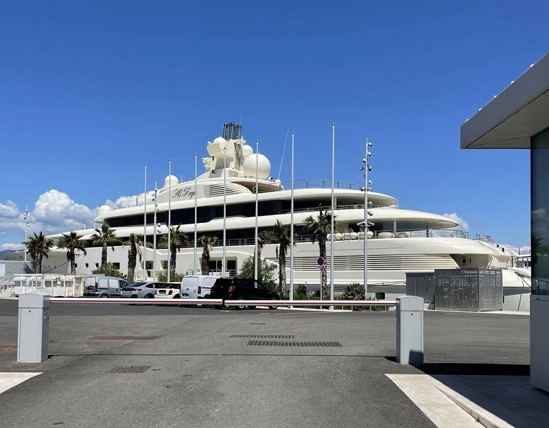 Photo captures staggering megayacht floating idle near public dock ...