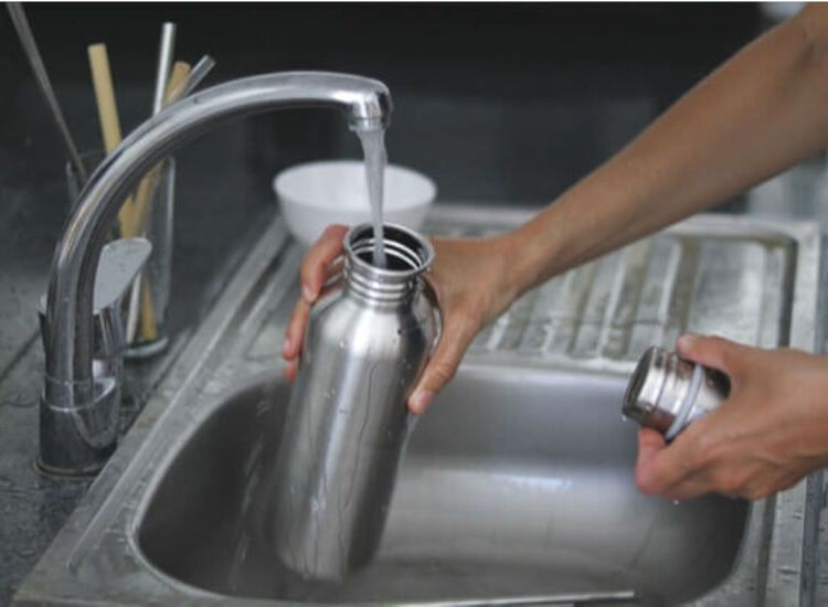 Begini Cara Menghilangkan Bau Besi pada Botol Minum Stainless Steel