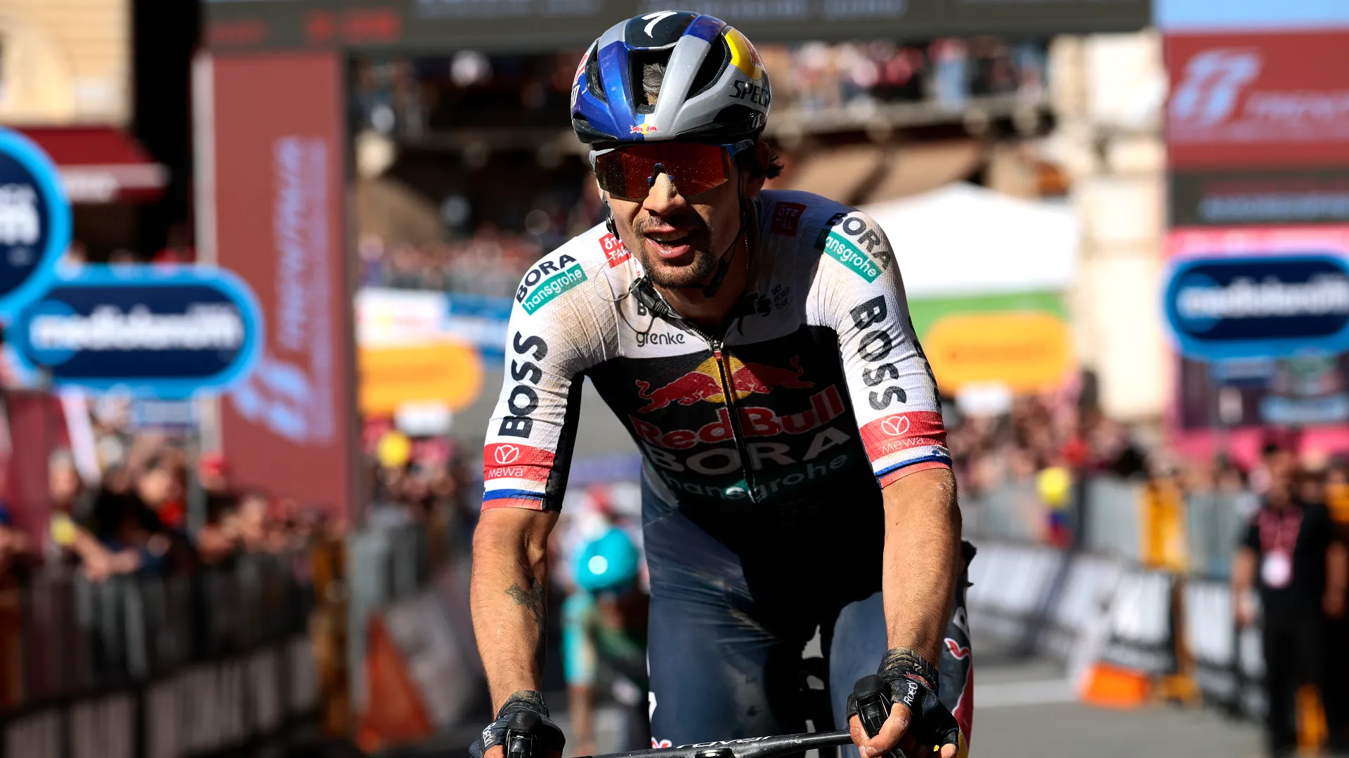 Giro d'Italia: paura per Primoz Roglic prima del via della tappa