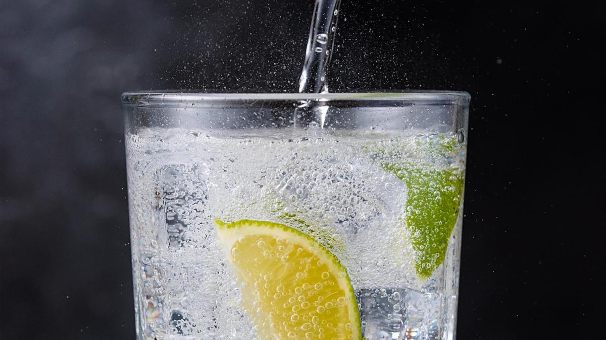¿Qué tan saludable es el agua con gas, el zumo casero recién exprimido ...