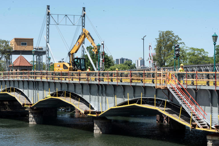 New York roads and bridges rank among worst in America, new study finds