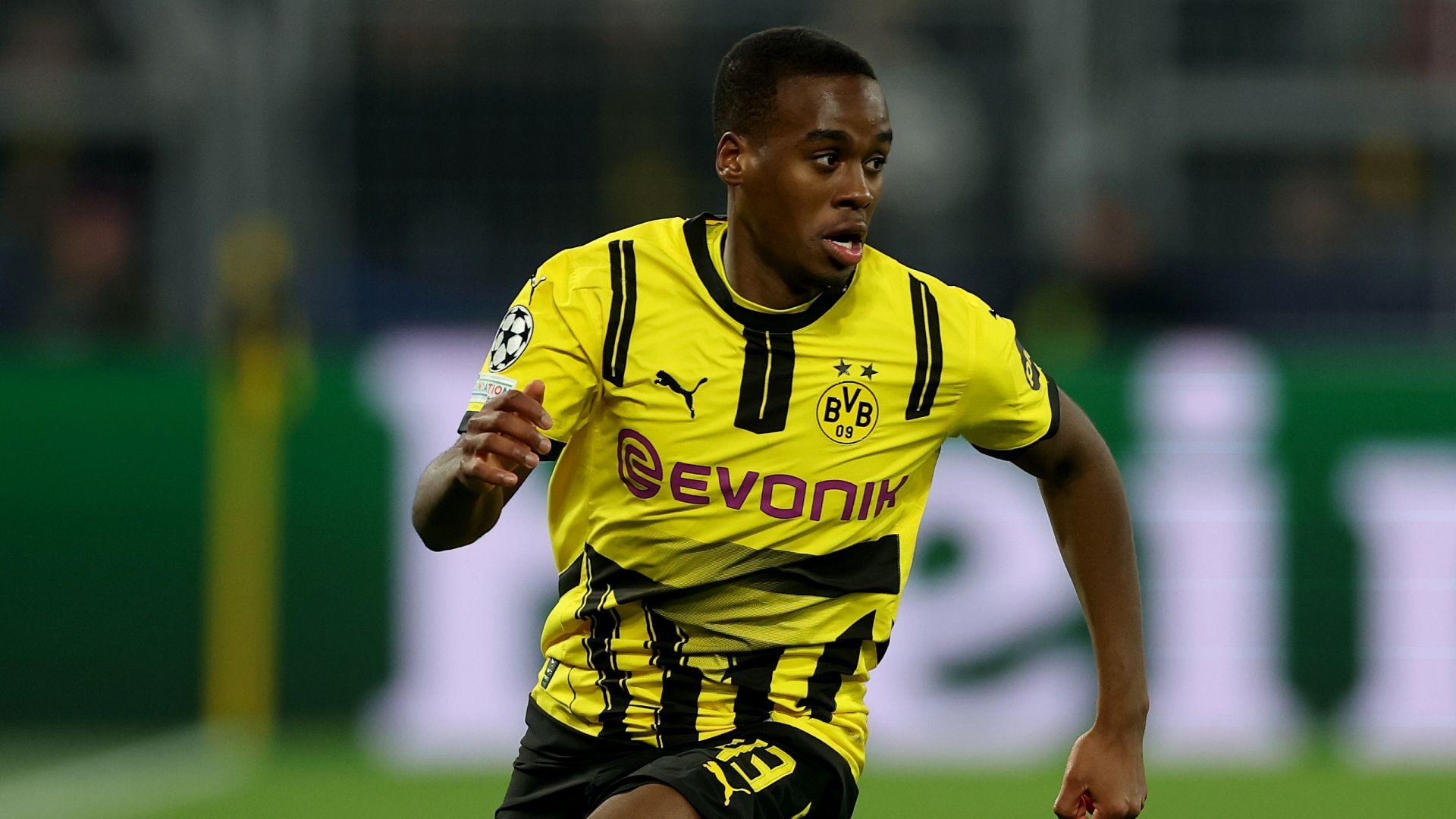 Borussia Dortmund open to selling €60m Arsenal & Chelsea-linked Jamie ...