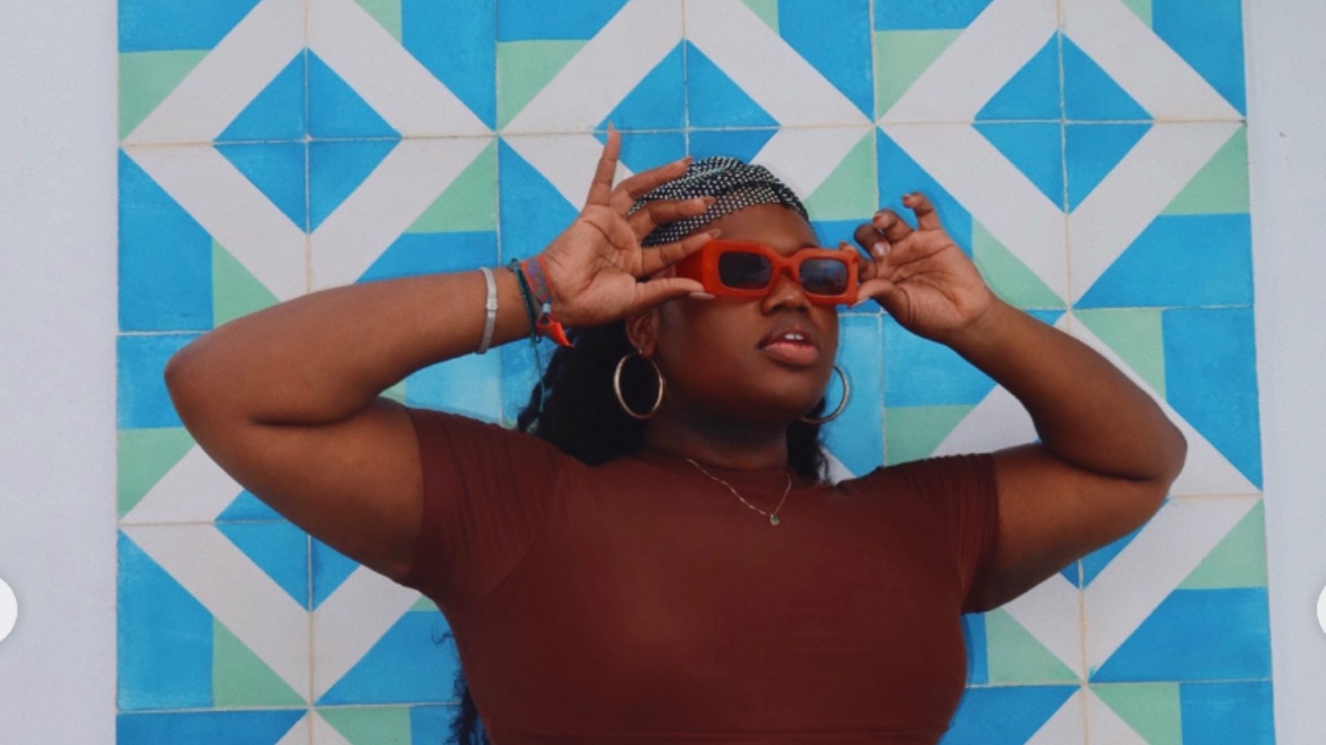 Questa modella formosa posa in costume da bagno con l'accessorio estivo