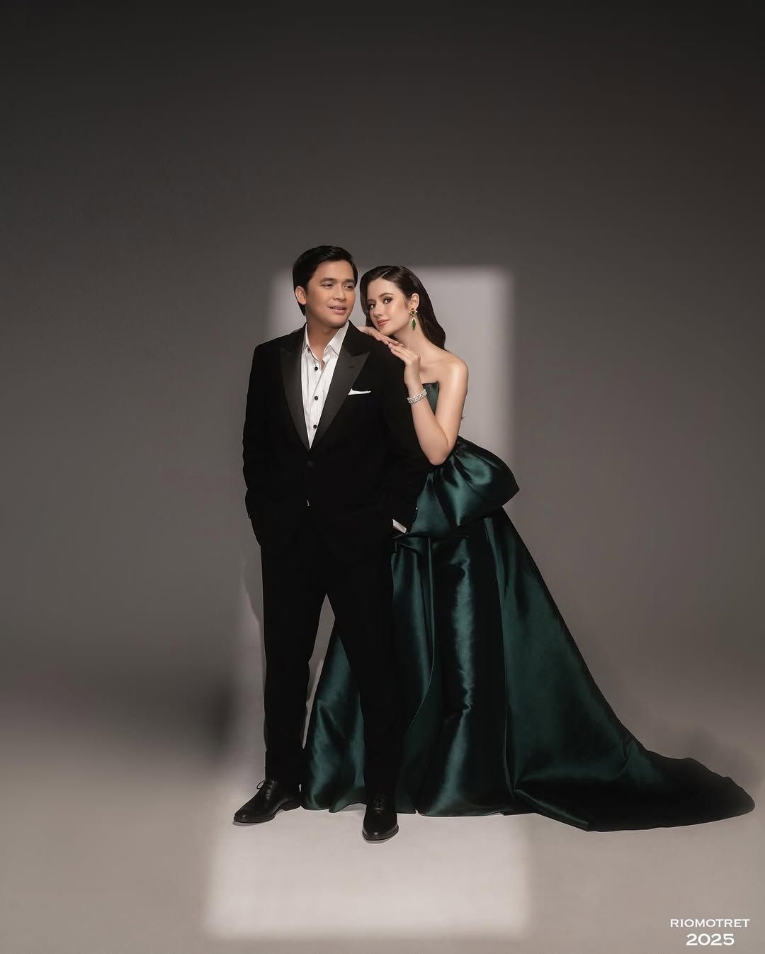 2 Potret Prewedding Billy Syahputra dan Vika Kolesnaya, Glamor dengan Busana Desainer