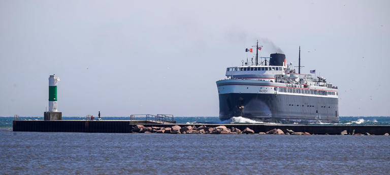 SS Badger, Steven Avery & big blue cranes top Manitowoc stories for ...