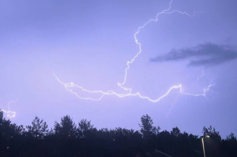 Thunder LIVE tracker as weather warning issued for 'lightning damage ...