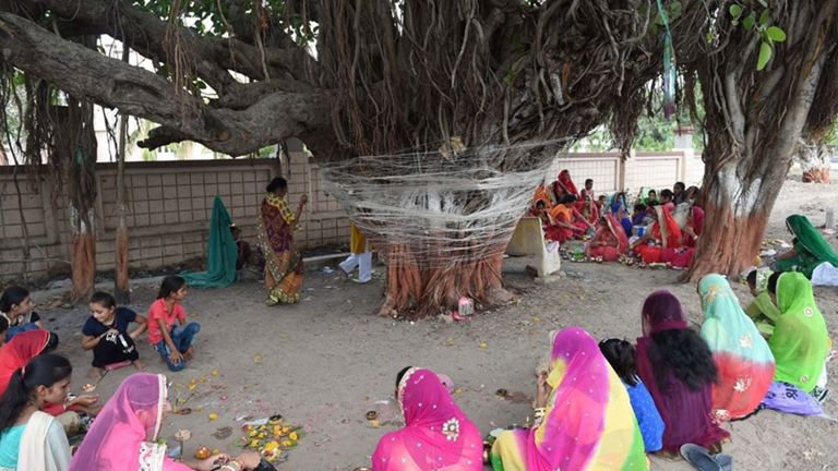 Vat Savitri Vrat: Married women should worship Vat Vriksha during Amrit ...