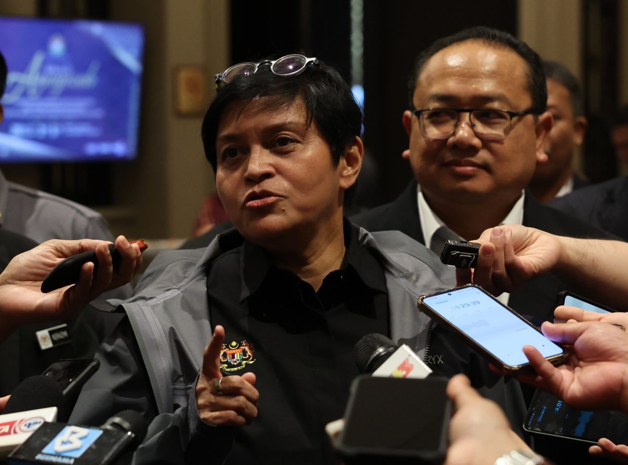Extend civil service retirement age to 65, suggests Azalina