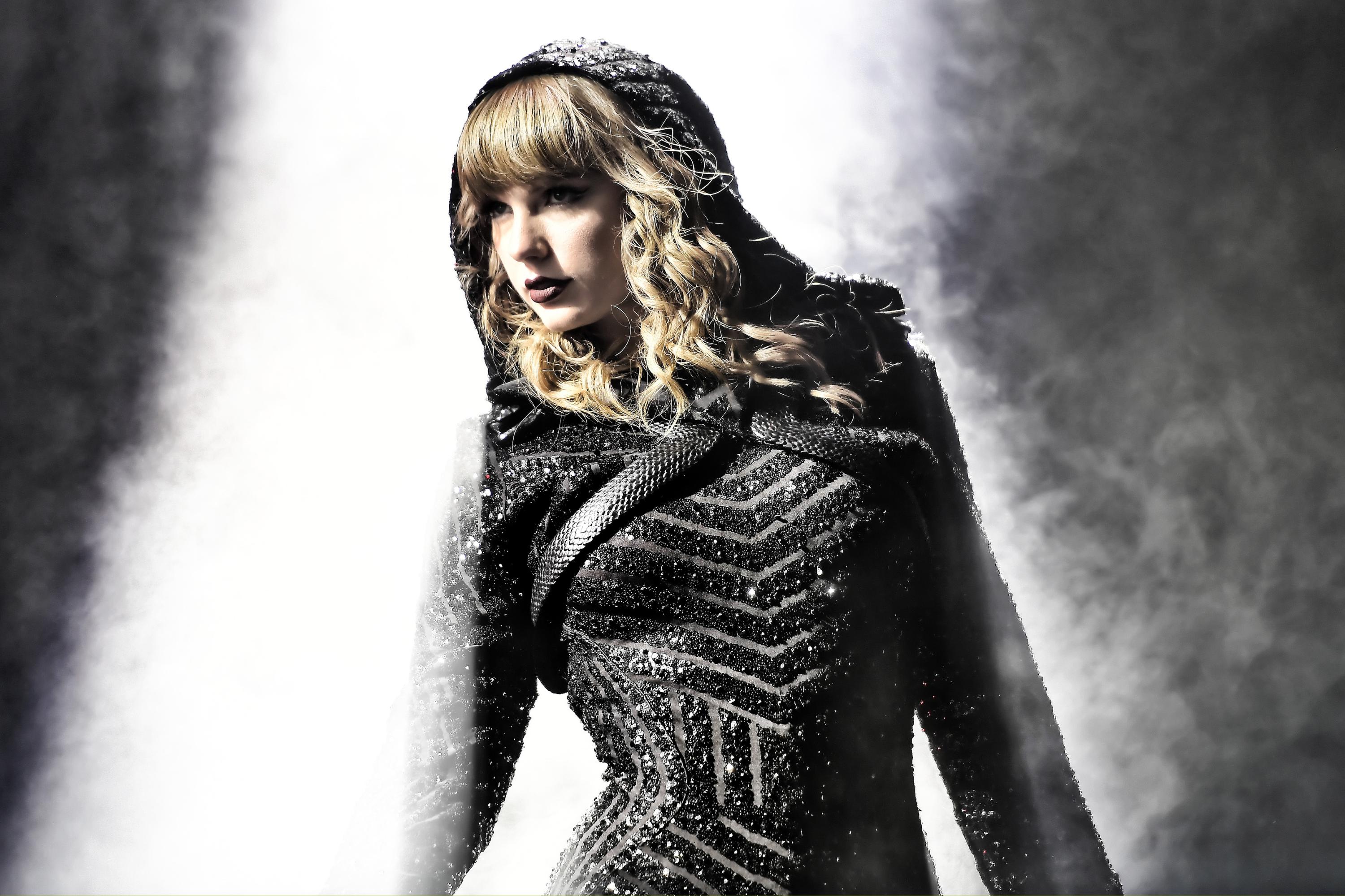 Taylor Swift's rerelease of "Reputation" song sends internet into meltdown