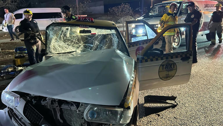 Choque entre taxi y auto deja tres prensados en avenida Luis Donaldo Colosio en Santa Catarina