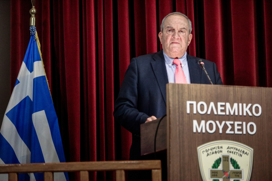 ΠΑΣΟΚ: Οι 3 κυβερνητικές αντιφάσεις στην επιχείρηση «ξεπλύματος» των ...