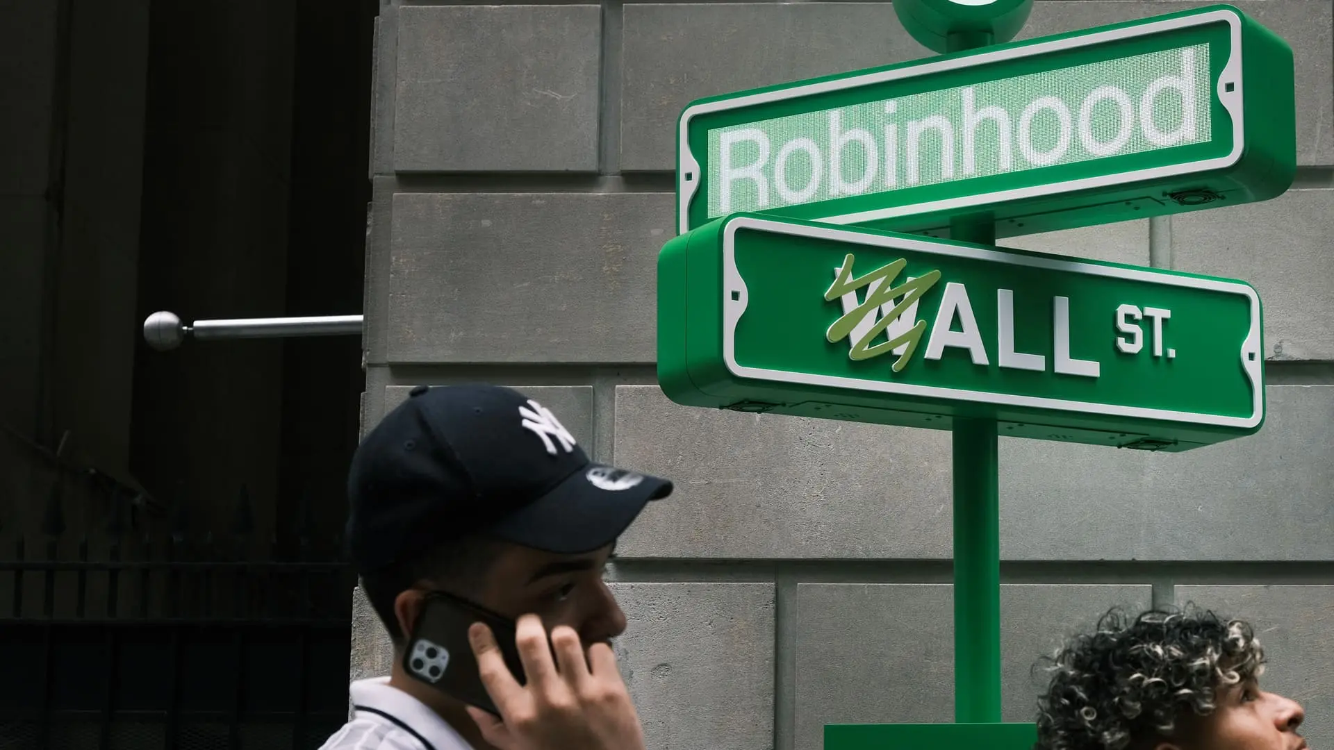 Robinhood CEO Defends Tokenized Equities Following OpenAI Criticism