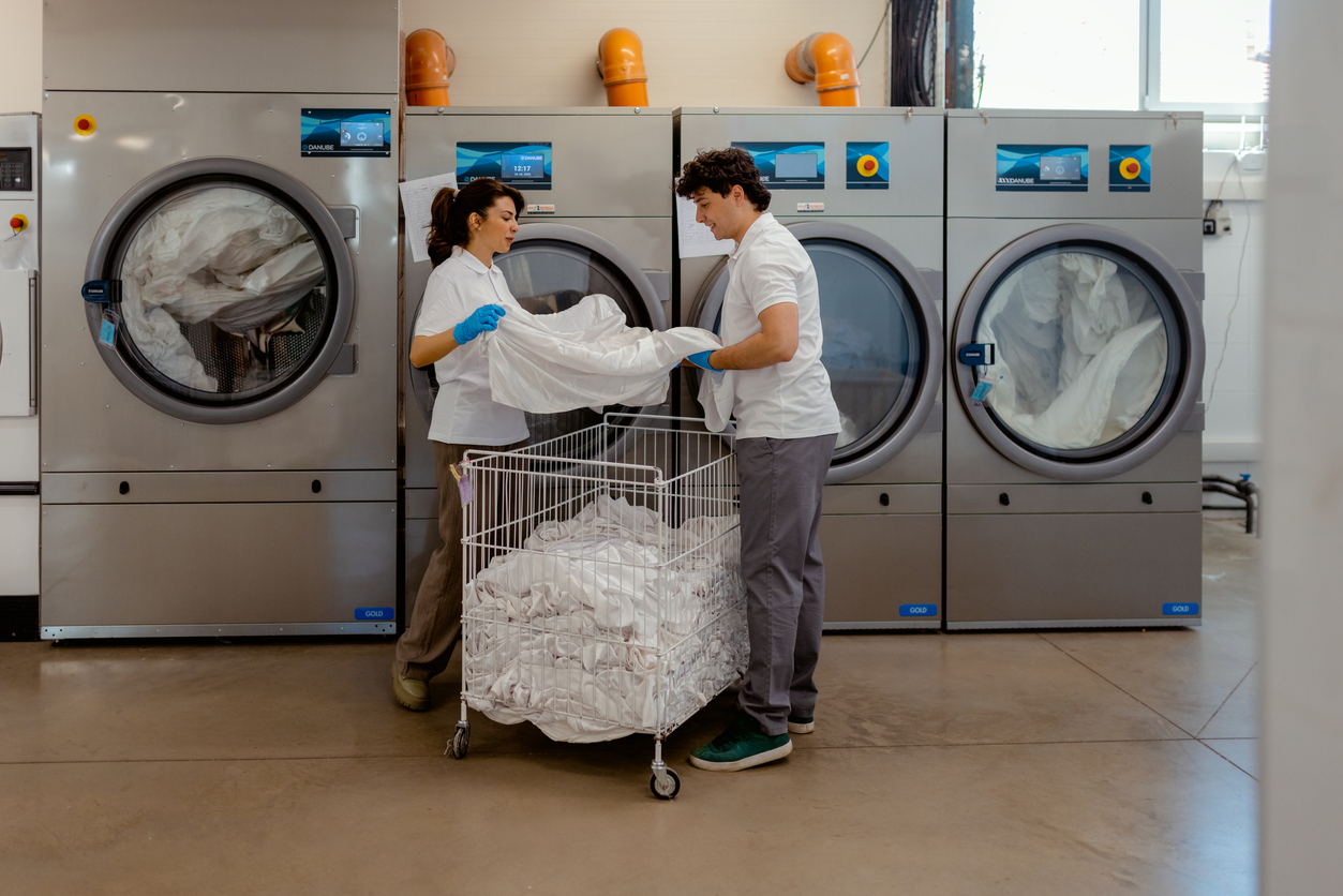 O segredo das lavanderias para deixar as roupas brancas impecáveis