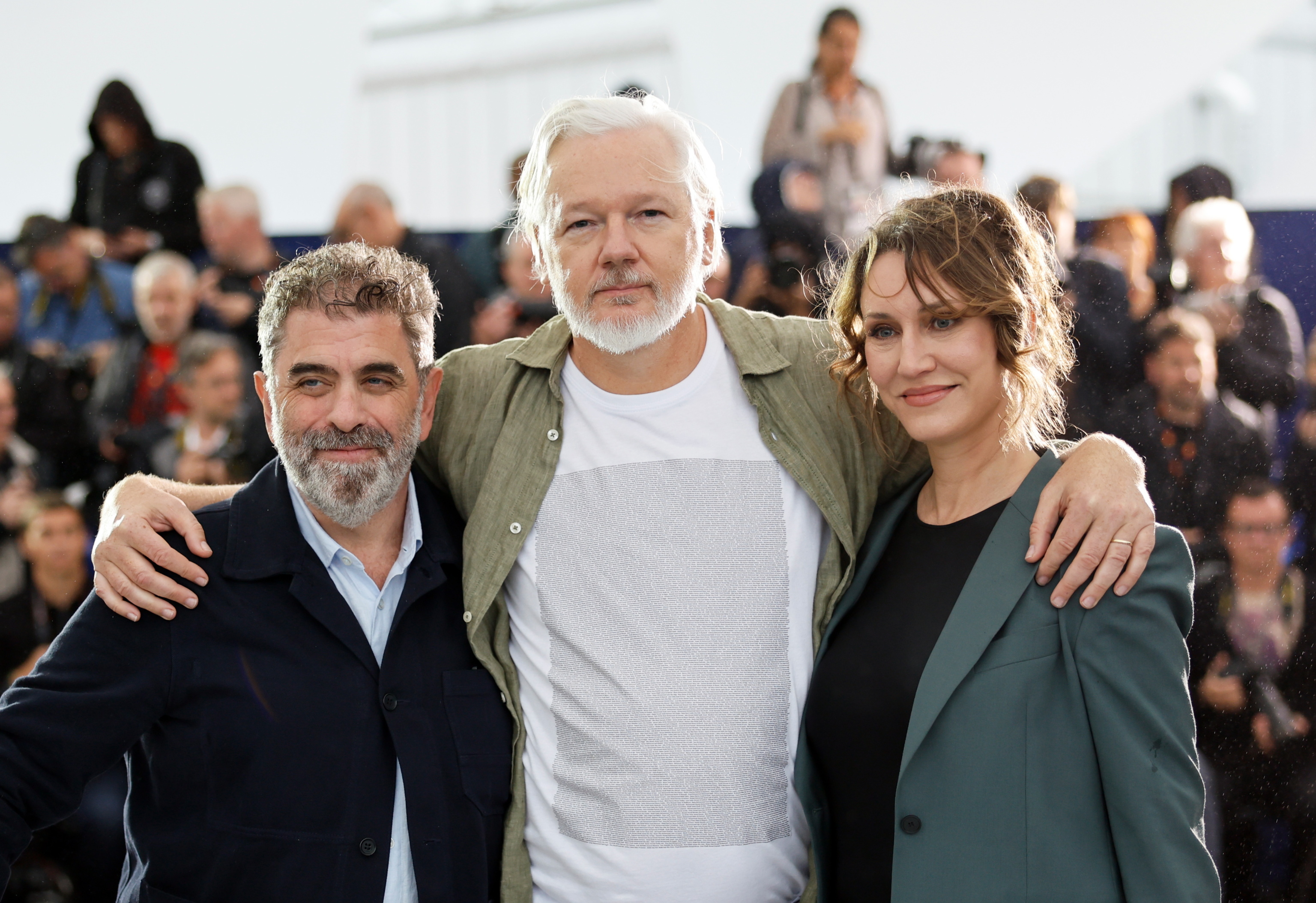 Assange a Cannes, sulla maglietta nomi dei bimbi di Gaza uccisi