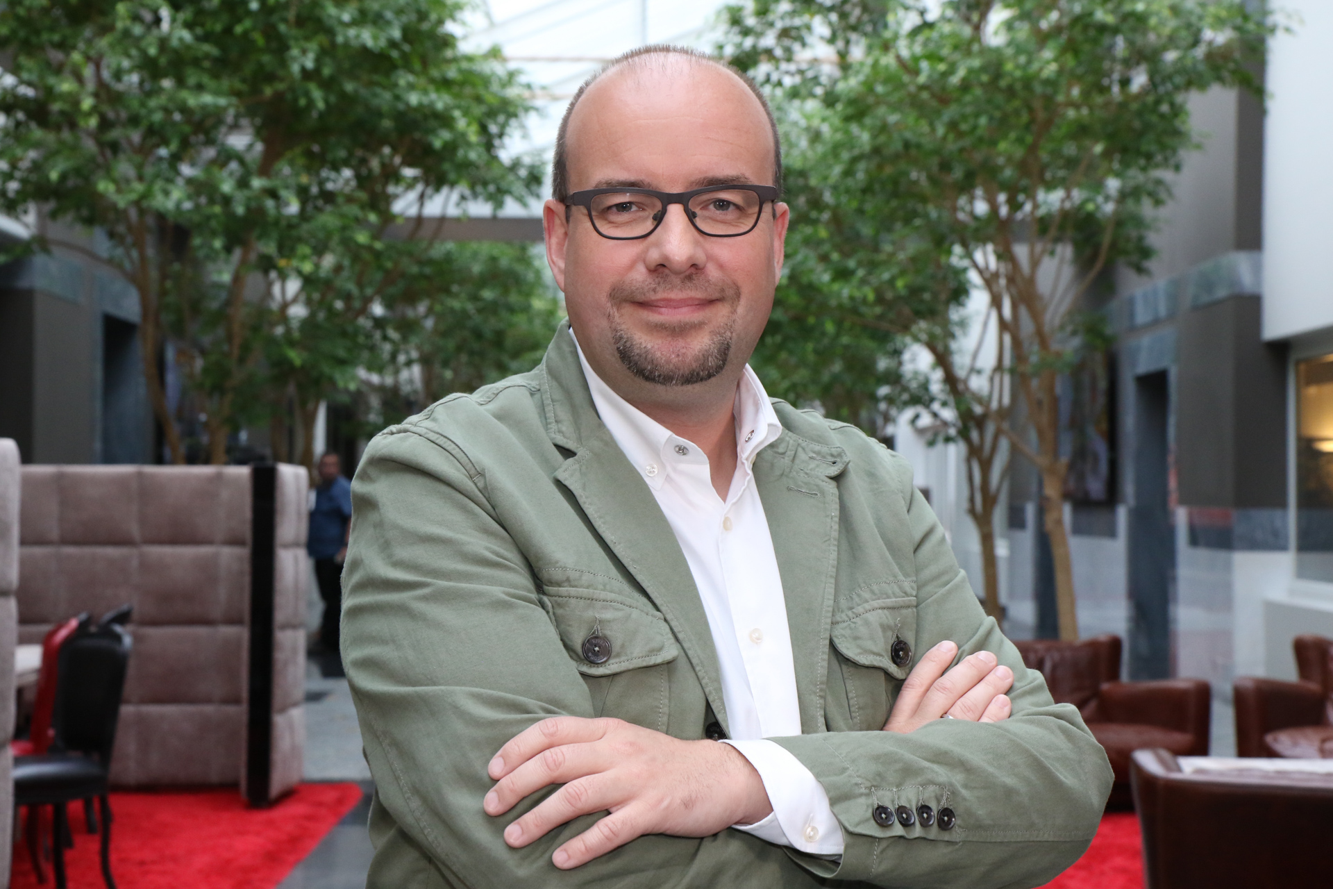 Deze verfijnde radiopresentator is jarig