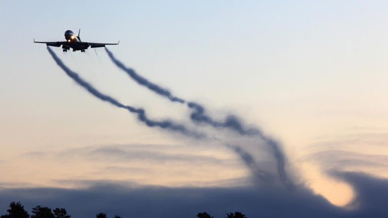 What Is Wake Turbulence And How Does It Affect Air Traffic?