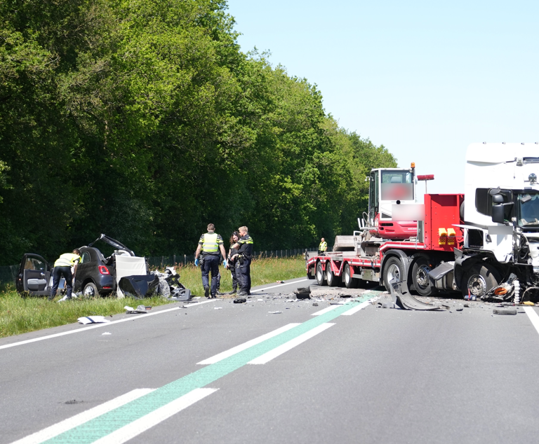 Twee doden bij frontale botsing vrachtwagen en auto op N34