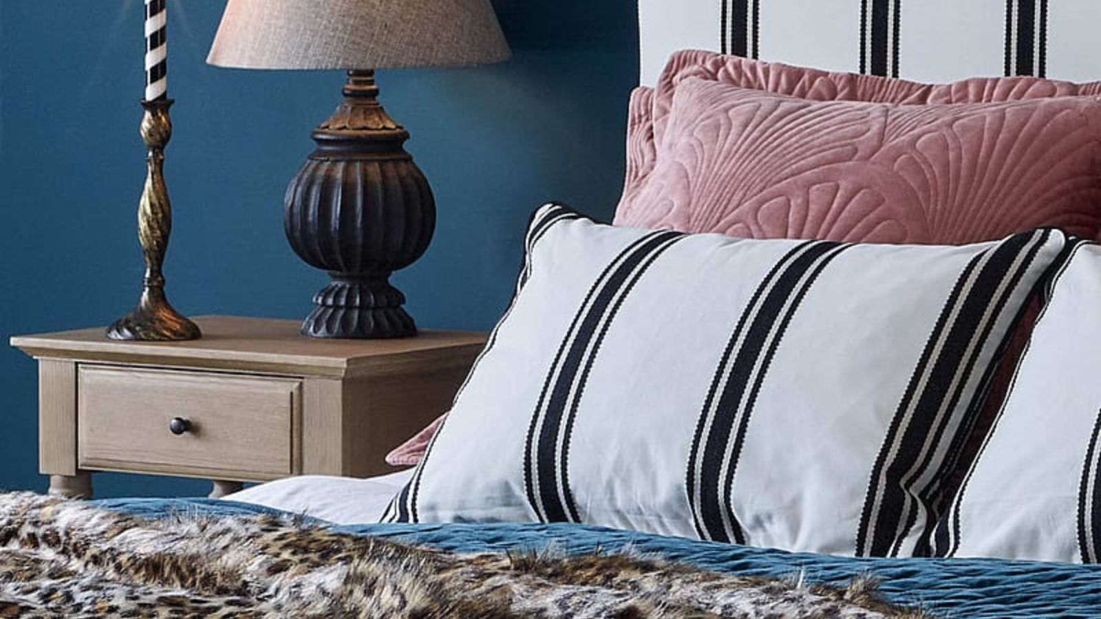 This genius viral hack for storing awkward bedding finally puts an end to fitted sheet folding ...