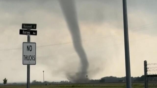 Deadly storms slam central U.S., leaving path of destruction