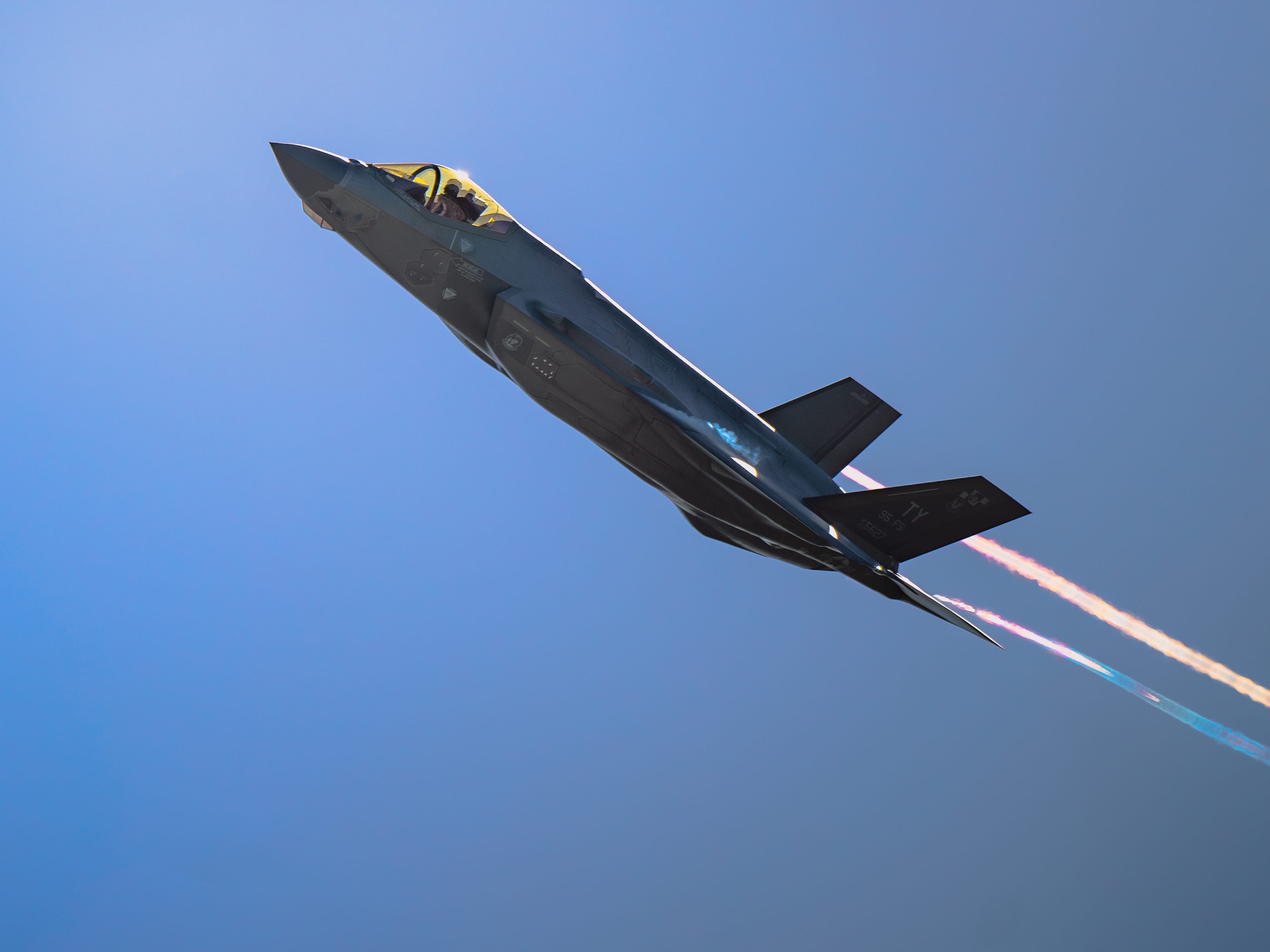An F-35 stealth fighter flying in Texas sent classified data to an air ...