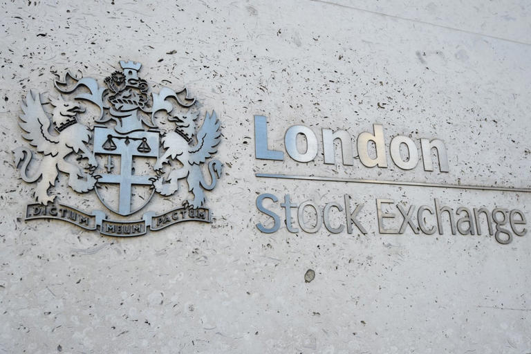 FTSE 100 bolstered after company earnings reports lifts shares