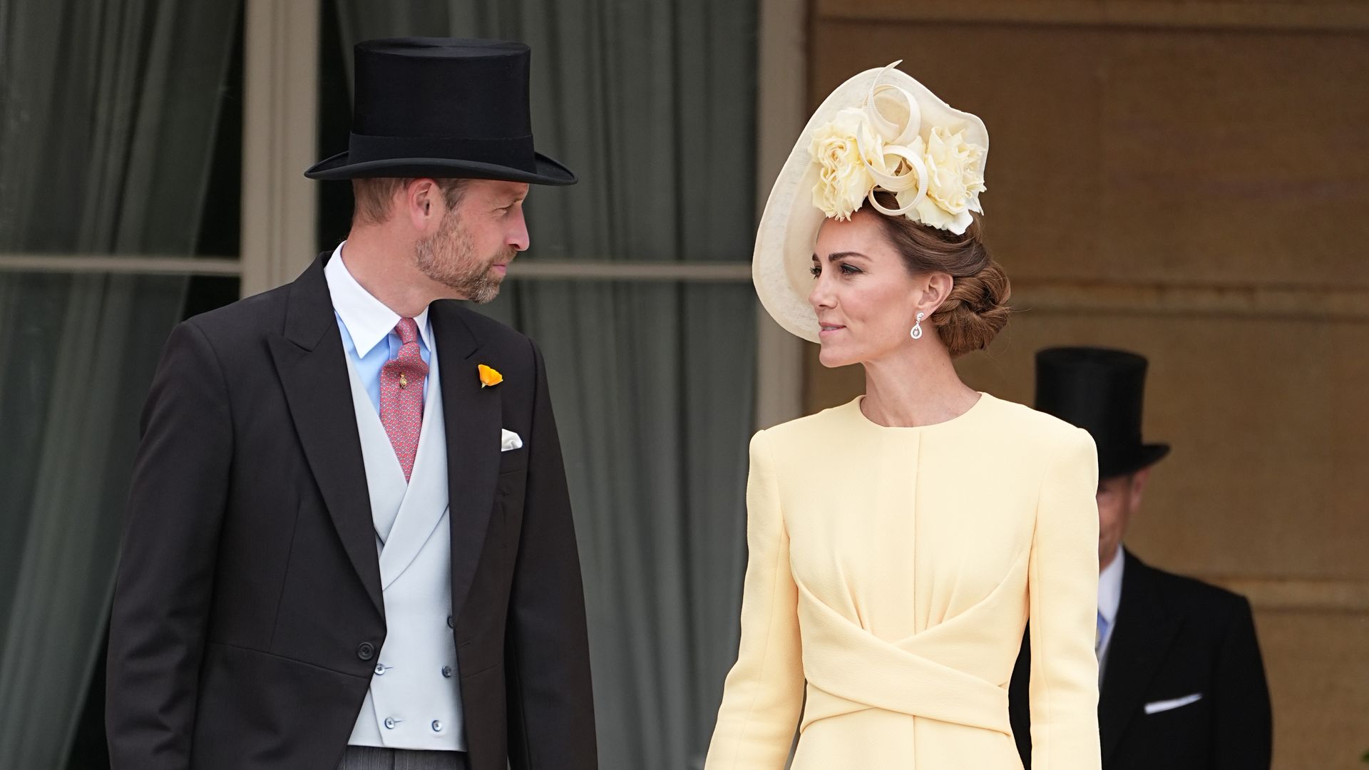 Kate Middleton reaparece por sorpresa con un look homenaje a Isabel II ...