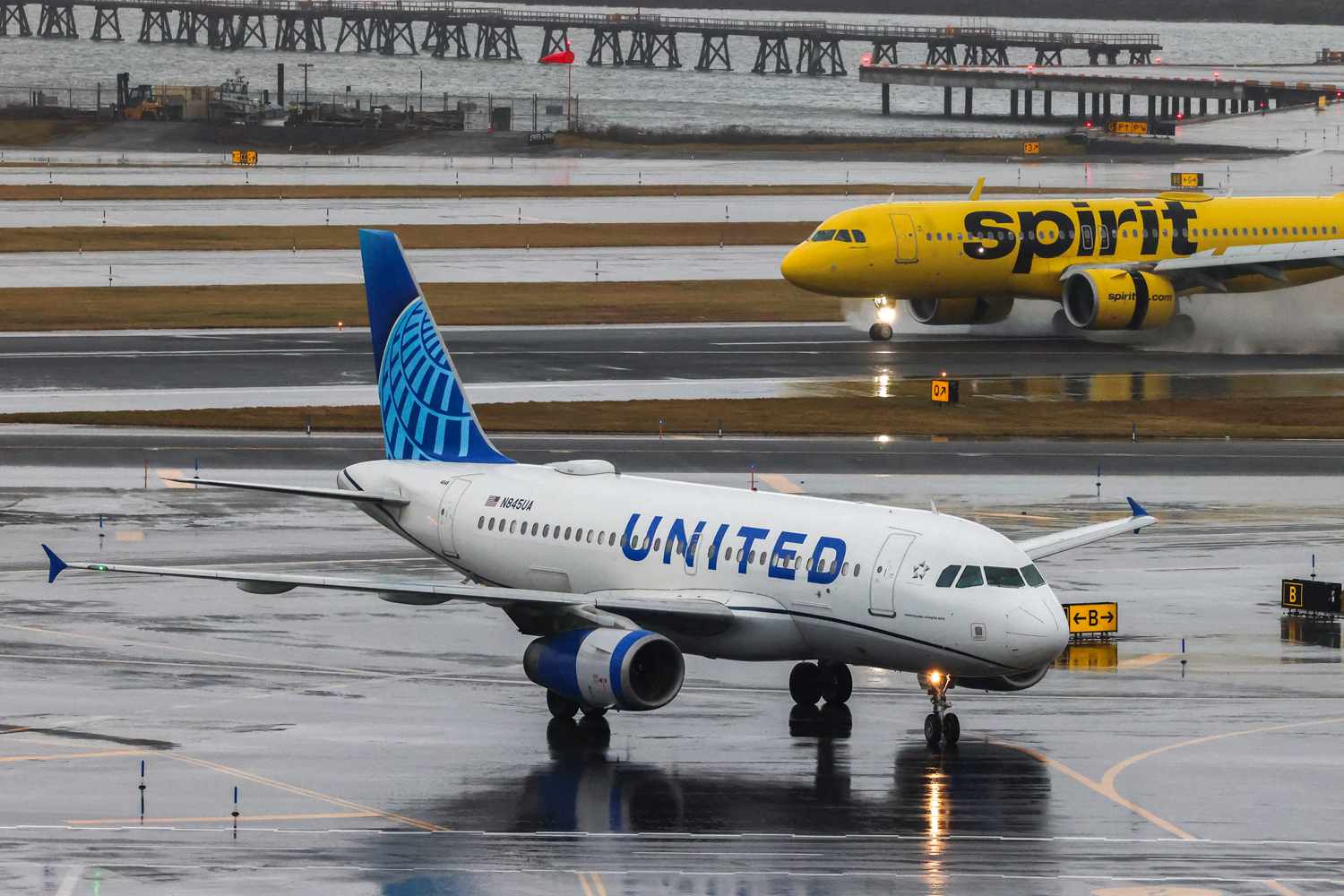 Two Planes Avoid a Runway Collision at New York’s Laguardia Airport