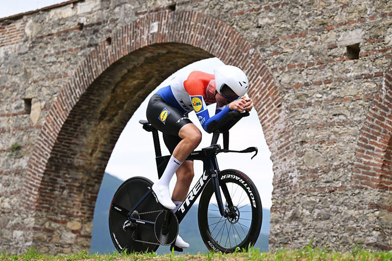 Giro d'Italia: Daan Hoole wins stage 10 TT as Isaac del Toro holds ...