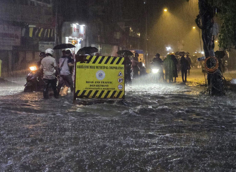 Heavy rain lashes parts of Mumbai, more showers forecast