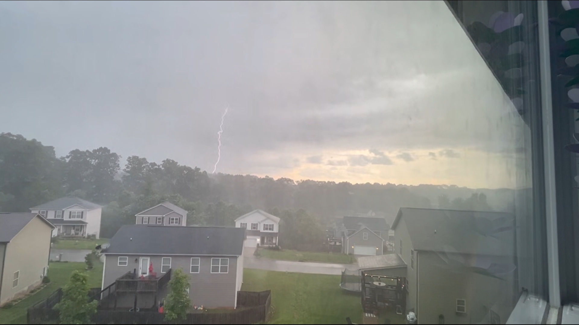 Raw Video: Strong storms pass through Powell, Tennessee