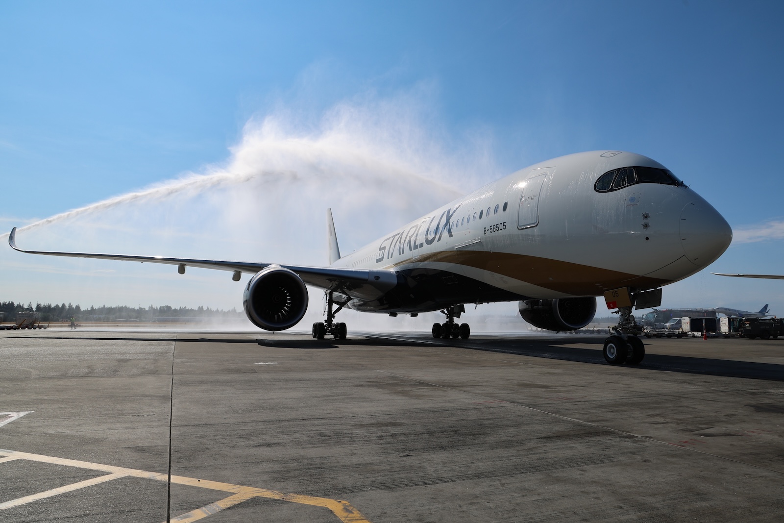 Livery of the week: Starlux unveils metallic gold and silver designs