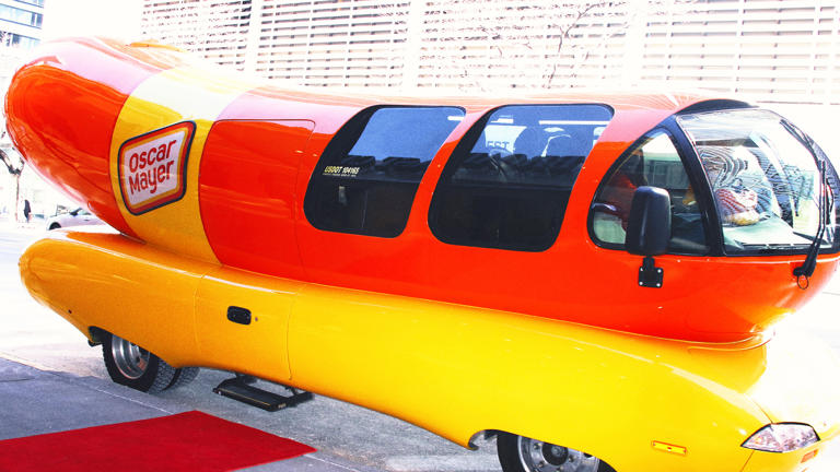 Oscar Mayer's Wienermobiles face off in inaugural Weenie 500 ahead of Indy