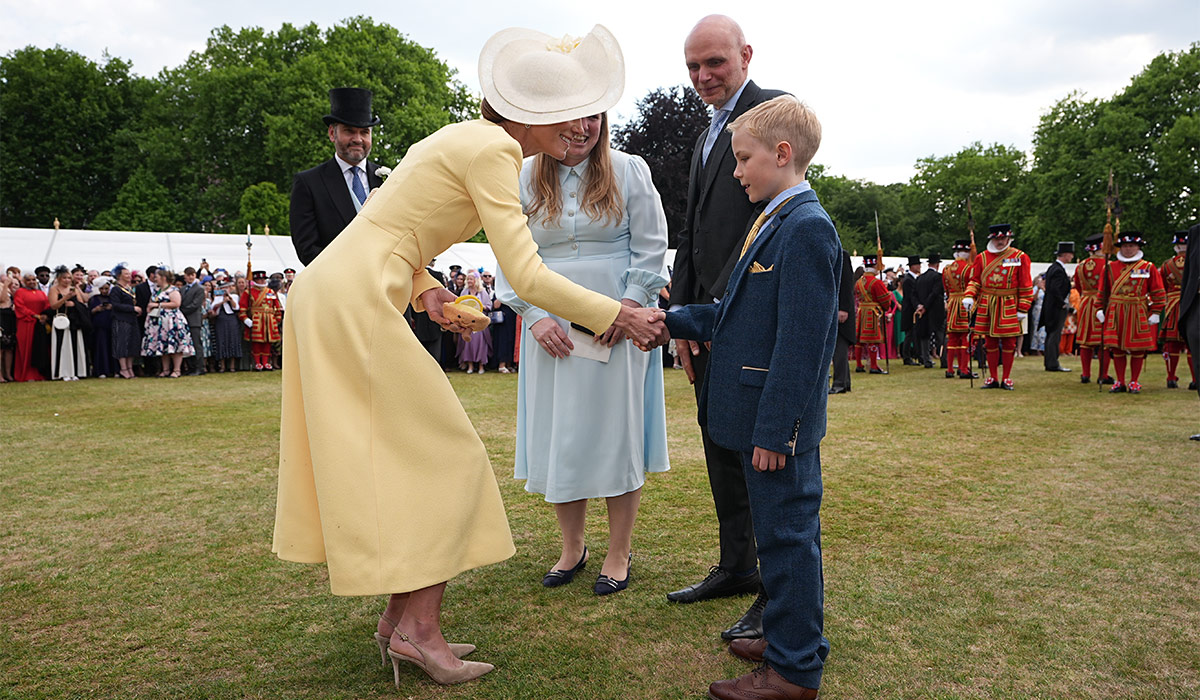 Kate Middleton steps out at glam Buckingham Palace Garden Party in ...