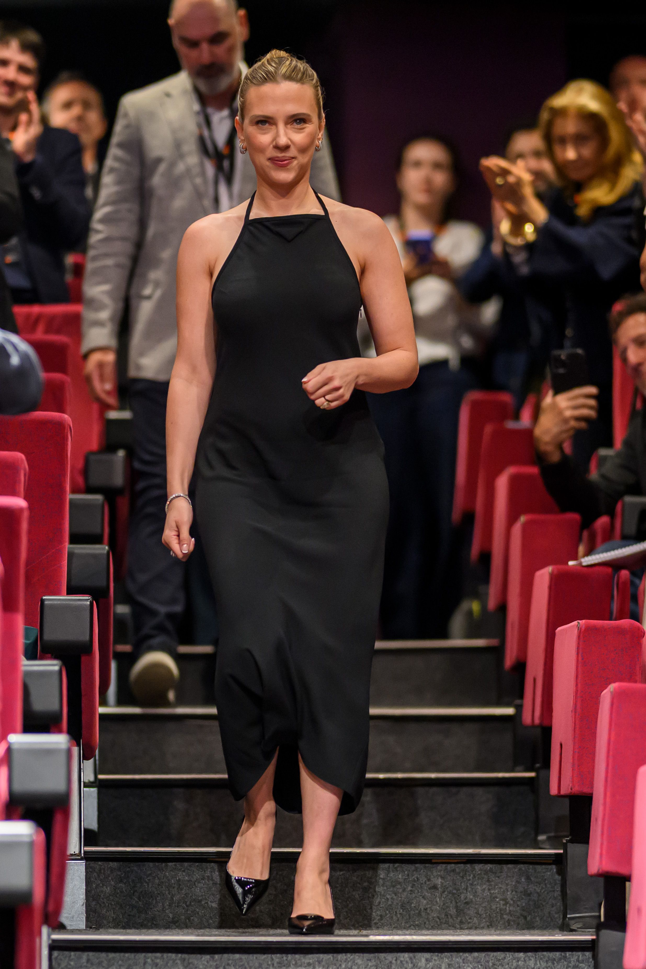 En robe bustier, Scarlett Johansson hypnotise le Festival de Cannes