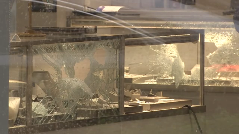 'Smash-and-grab' burglars target South Loop jewelry store, police say