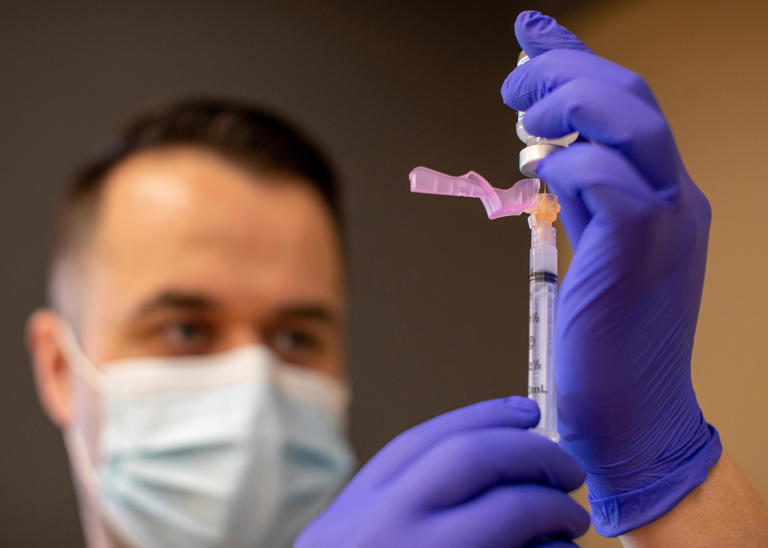 FDA plans to limit COVID vaccine to only high-risk people. Florida ...
